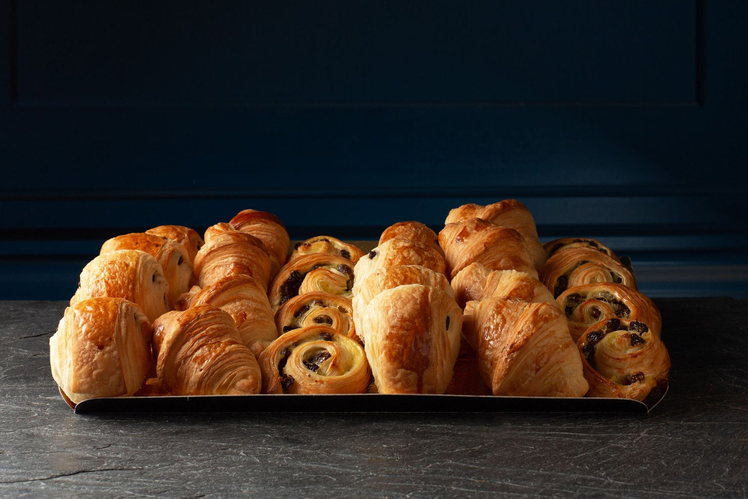 Plateau de 24 Mini Viennoiseries – Maison Bécam