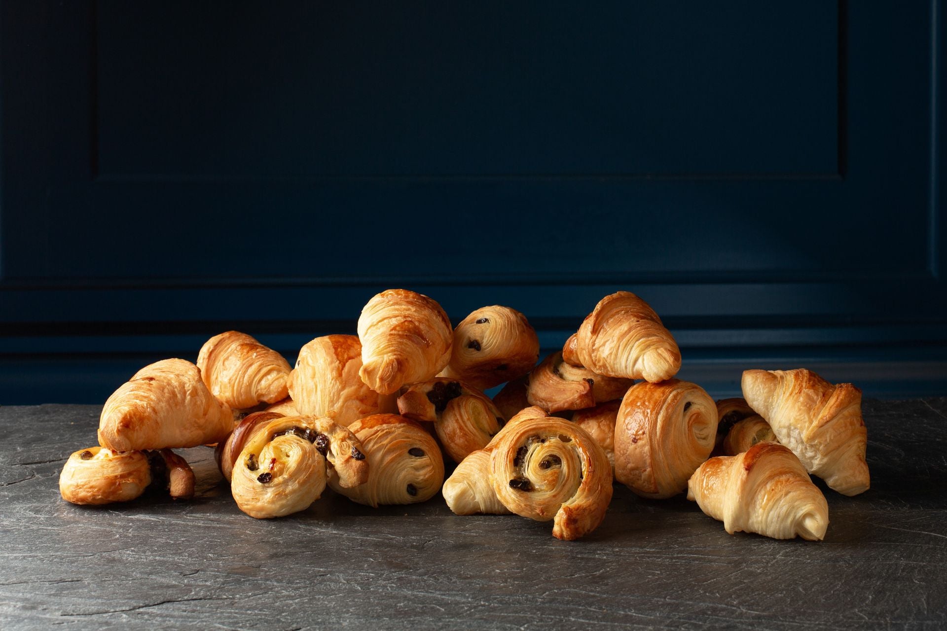 Plateau de 24 Mini Viennoiseries – Maison Bécam